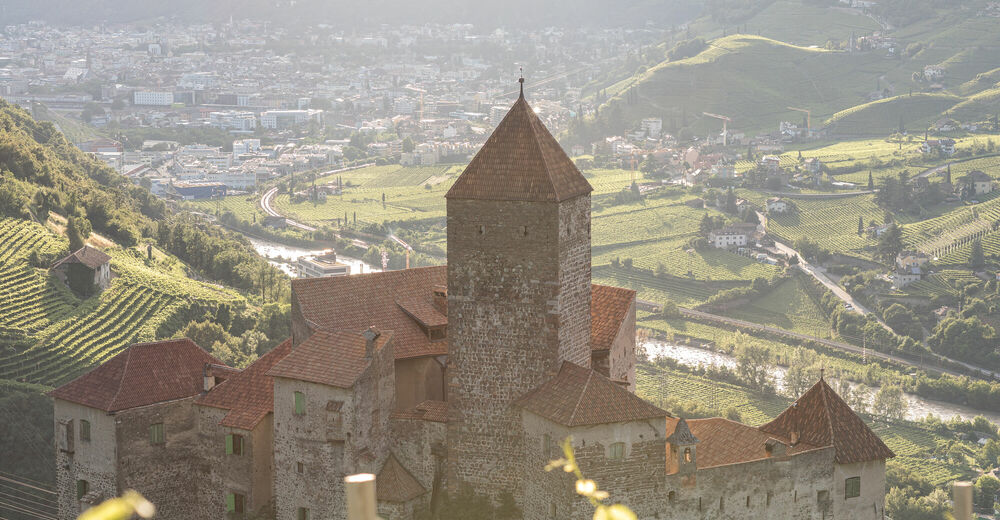 BERGFEX-Sehenswürdigkeiten - Burg Karneid - Steinegg - Ausflugsziel ...