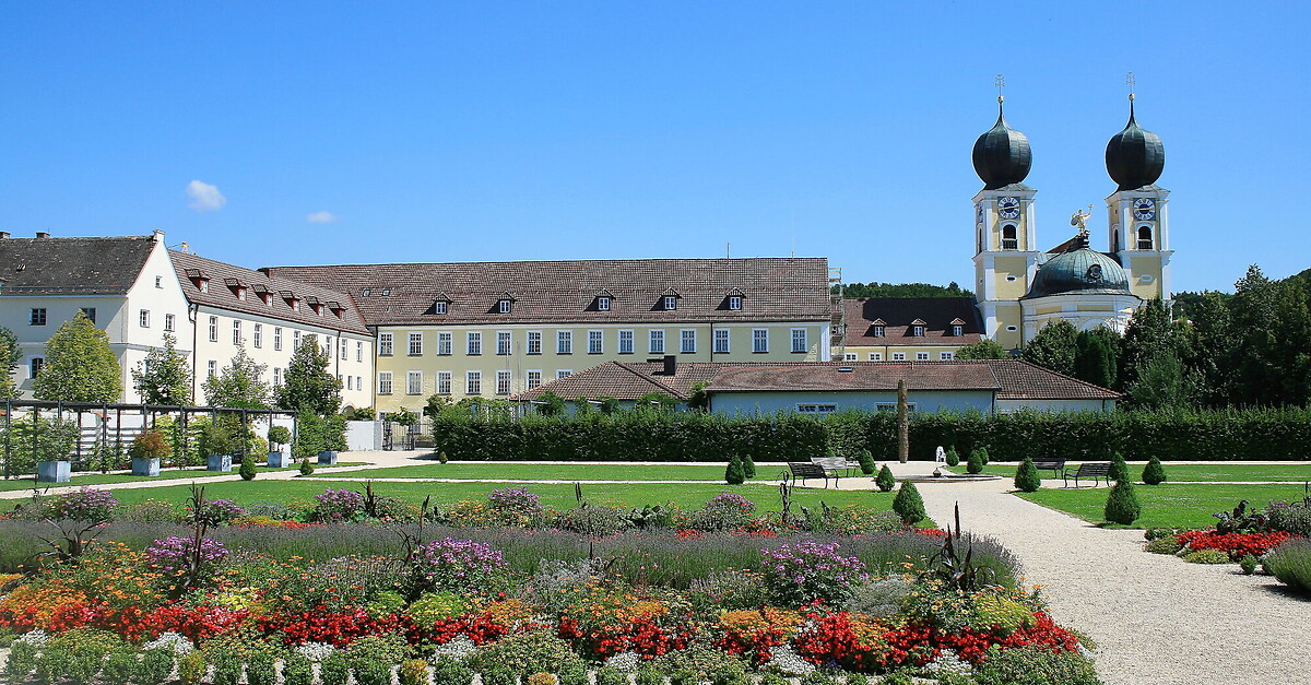 BERGFEX-Sehenswürdigkeiten - Prälatengarten Metten - Metten ...