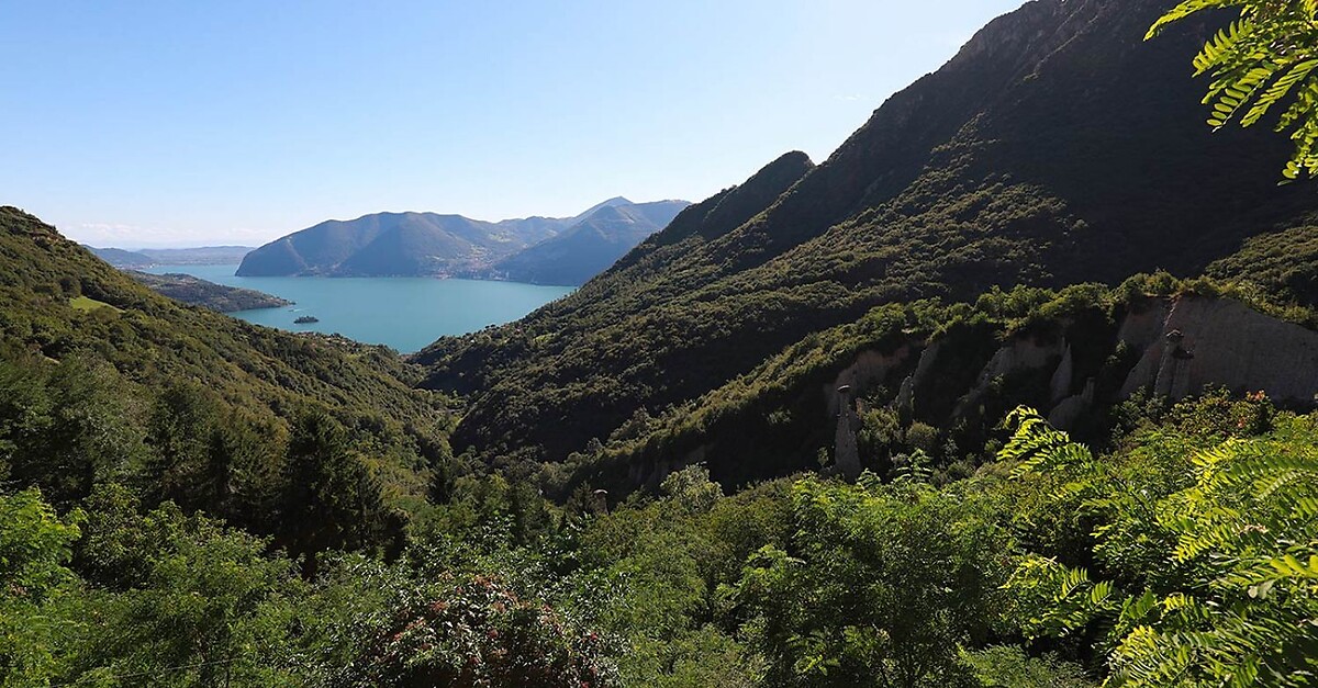 Trekking in the Piramidi di Zone Nature Reserve - BERGFEX - Senderismo ...