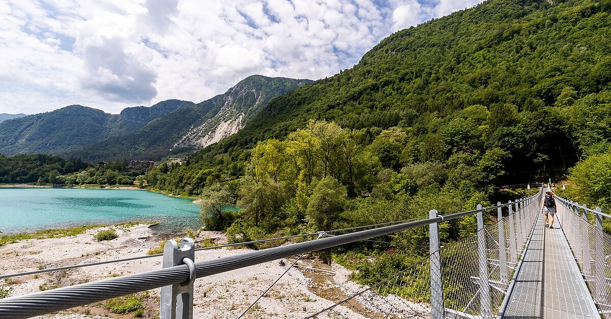 Ein Spaziergang zwischen Tennosee und dem Dorf Canale di Tenno ...