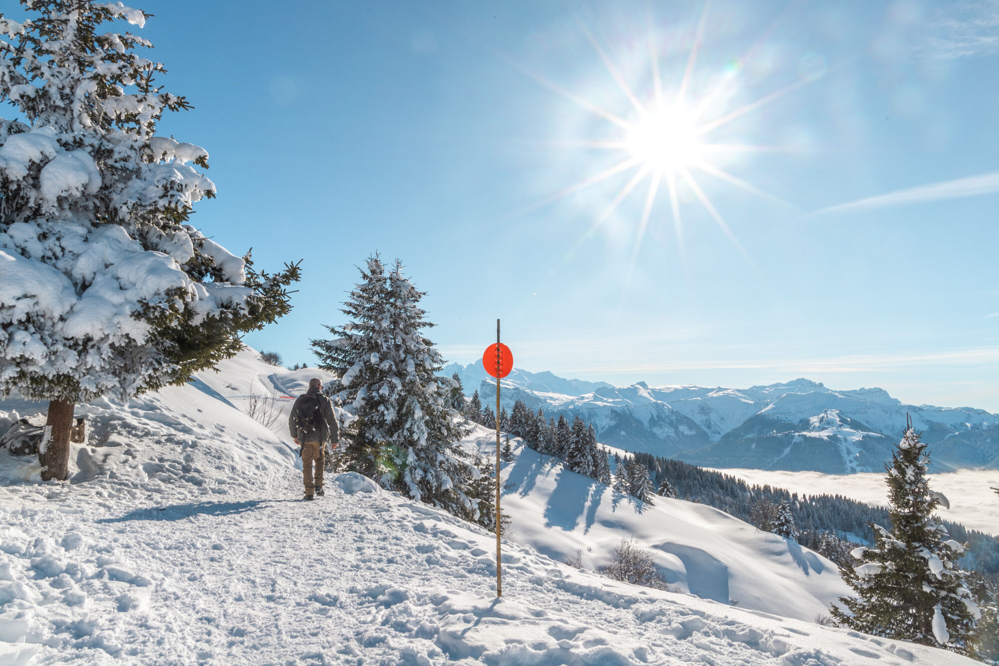 La Bourgeoise vanuit het chalet bij Joux Plane op sneeuwschoenen ...