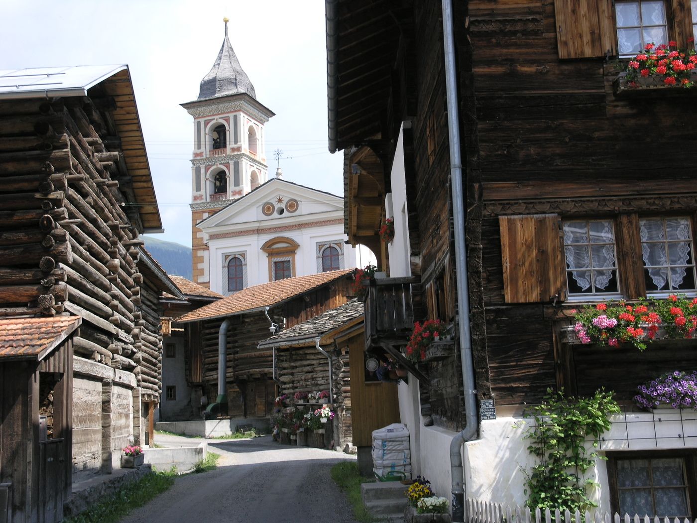 BERGFEX-Sehenswürdigkeiten - Das preisgekrönte Dorf Vrin - Lumnezia ...